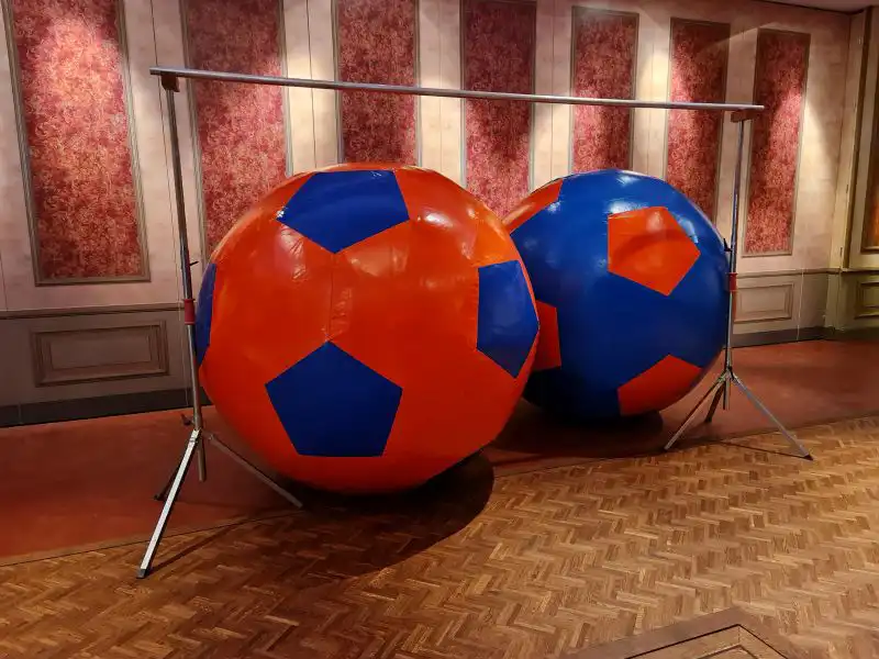 Wereldbal met Hindernis huren | Attractieverhuur Olivier